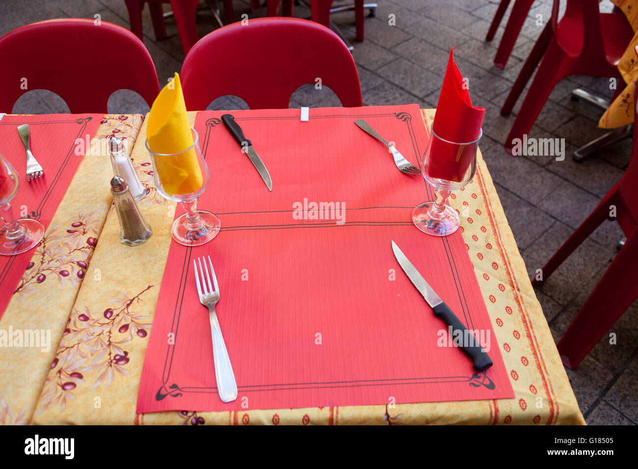 Alfresco restaurant setting hi-res stock photography and images - Alamy