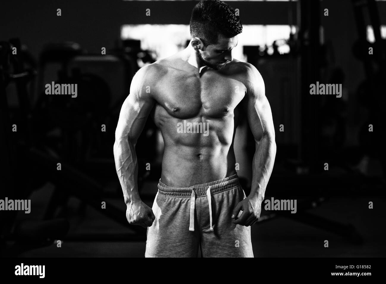Back muscles training gym man hi-res stock photography and images - Alamy