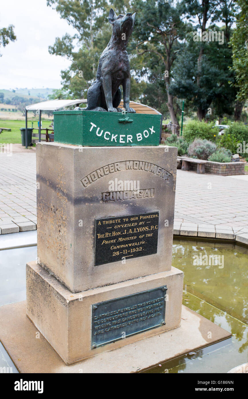 The historical monument 'Dog on the Tuckerbox' near Gundagai, New South ...