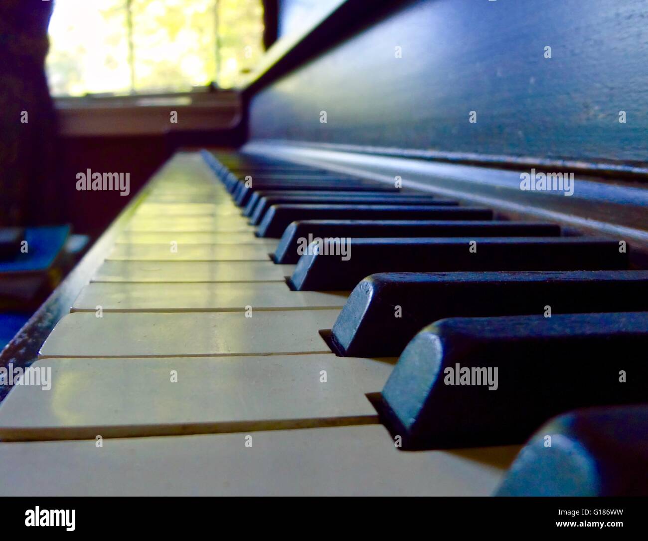 Upright pianos hi-res stock photography and images - Alamy