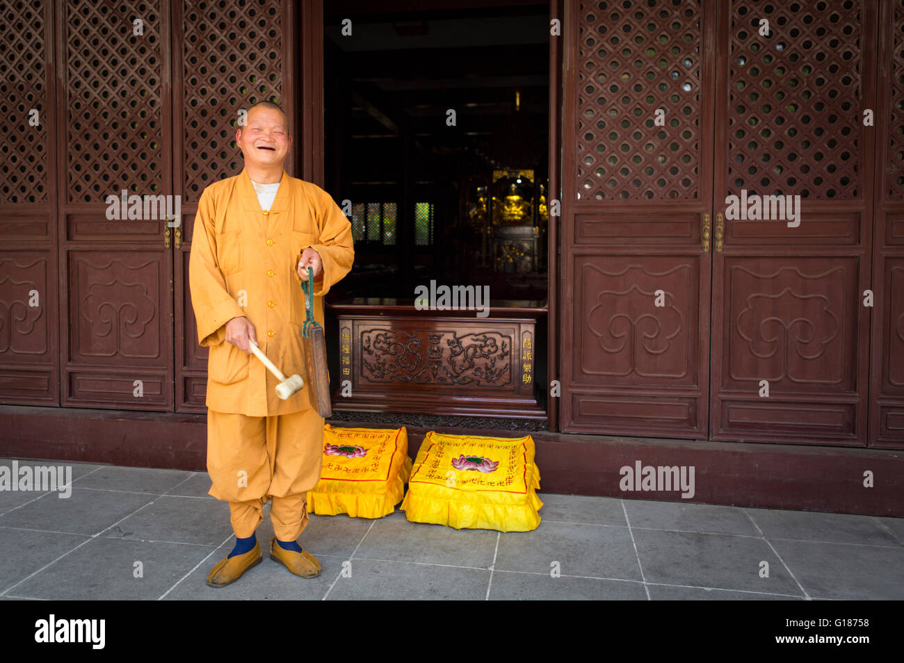 Chinese monk hi-res stock photography and images - Alamy