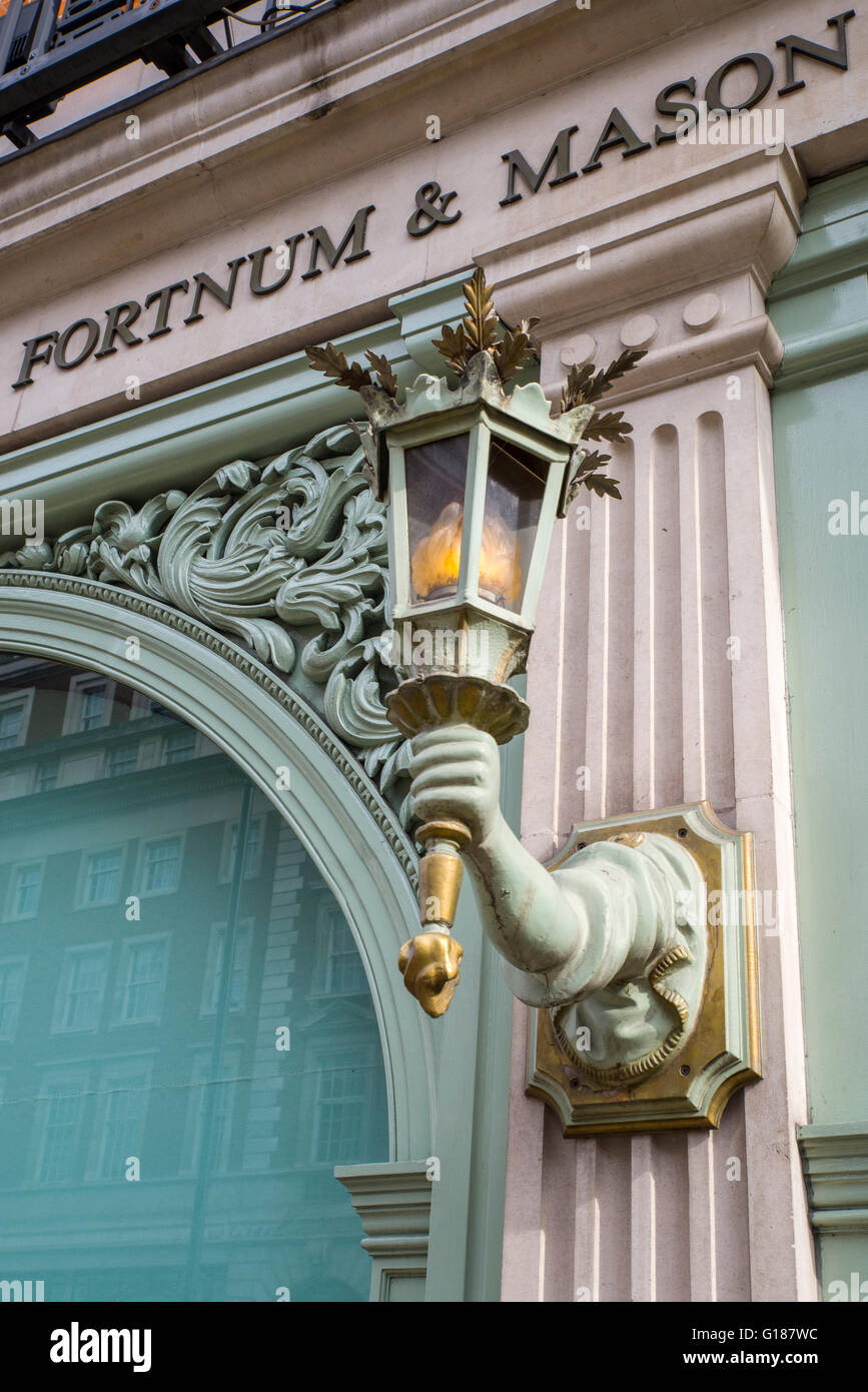 Fortnum and mason london exterior hi-res stock photography and images ...