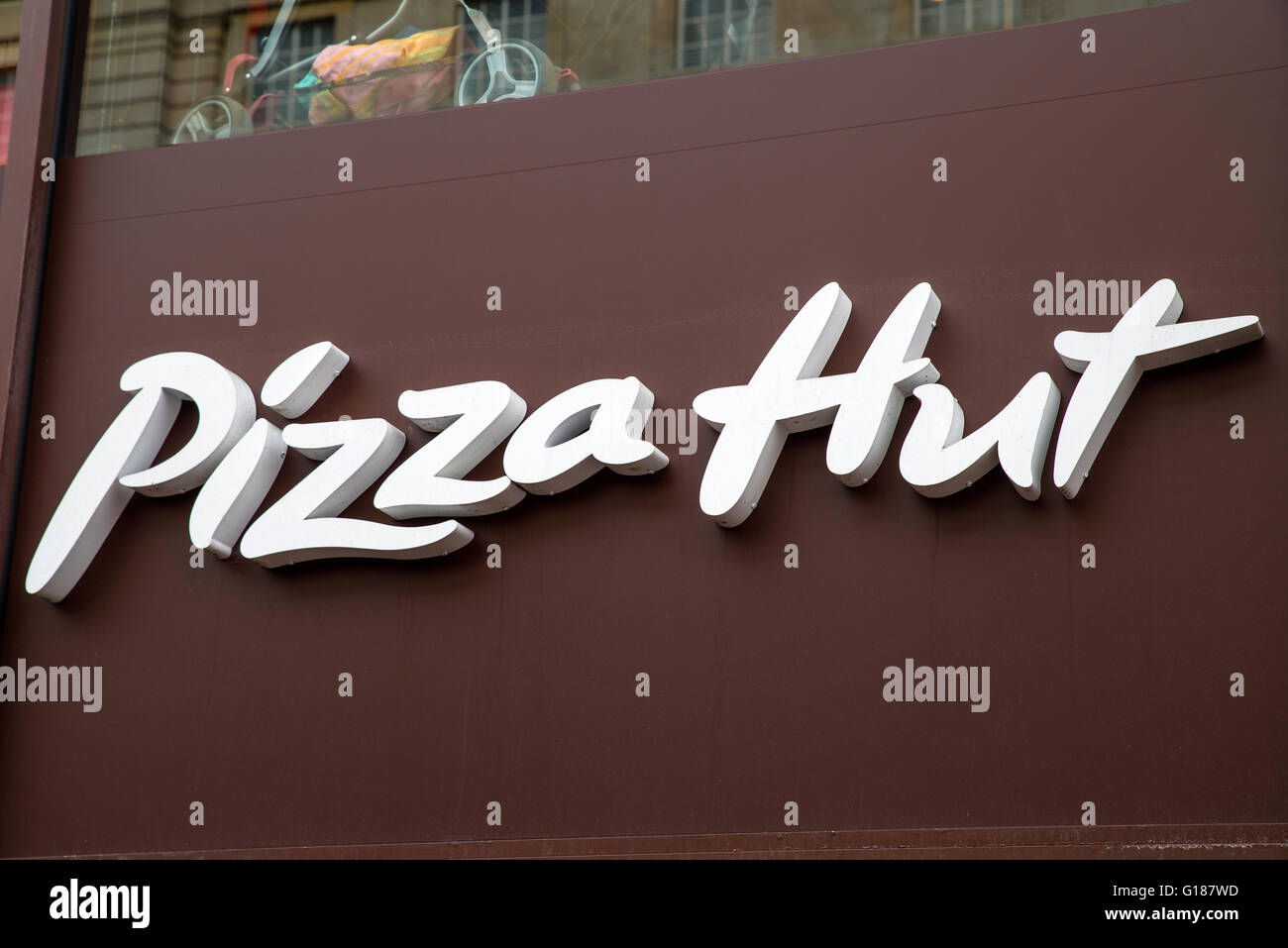 LONDON, UK - MAY 7TH 2016: The logo of a Pizza Hut outlet in central ...
