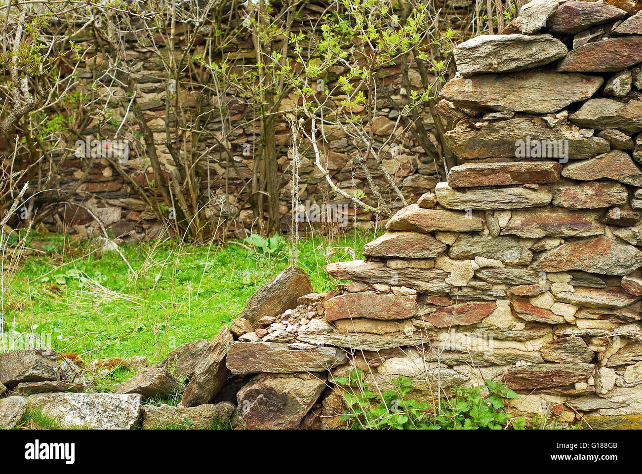 Medieval stone ruins hi-res stock photography and images - Alamy