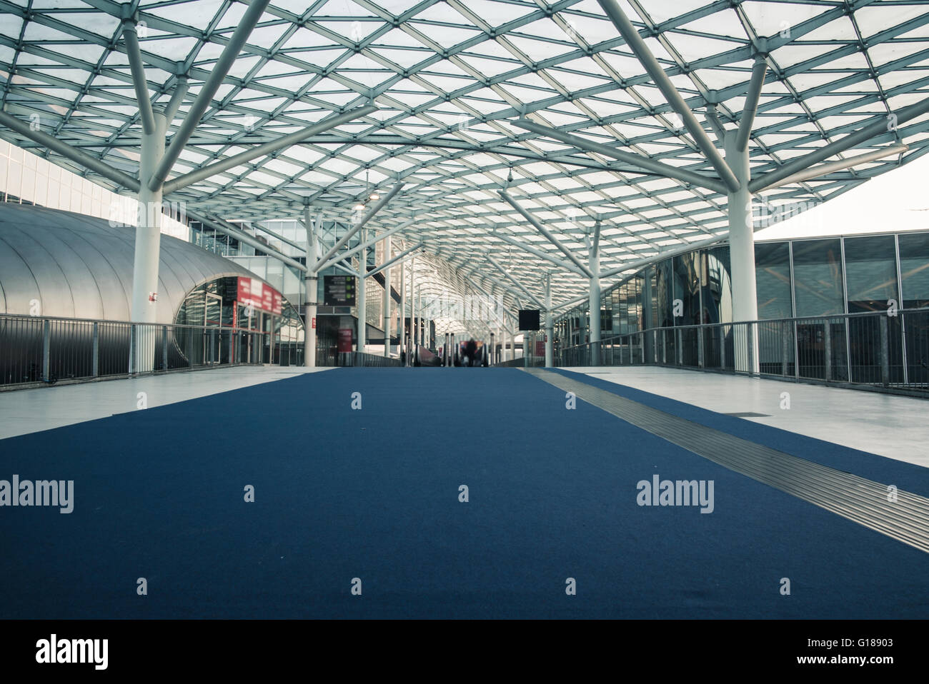 Walkway and modern architecture Stock Photo - Alamy