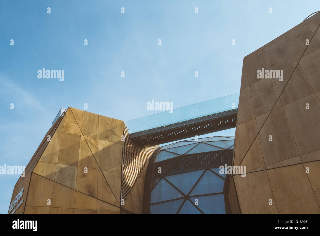Modern architecture wood hi-res stock photography and images - Alamy