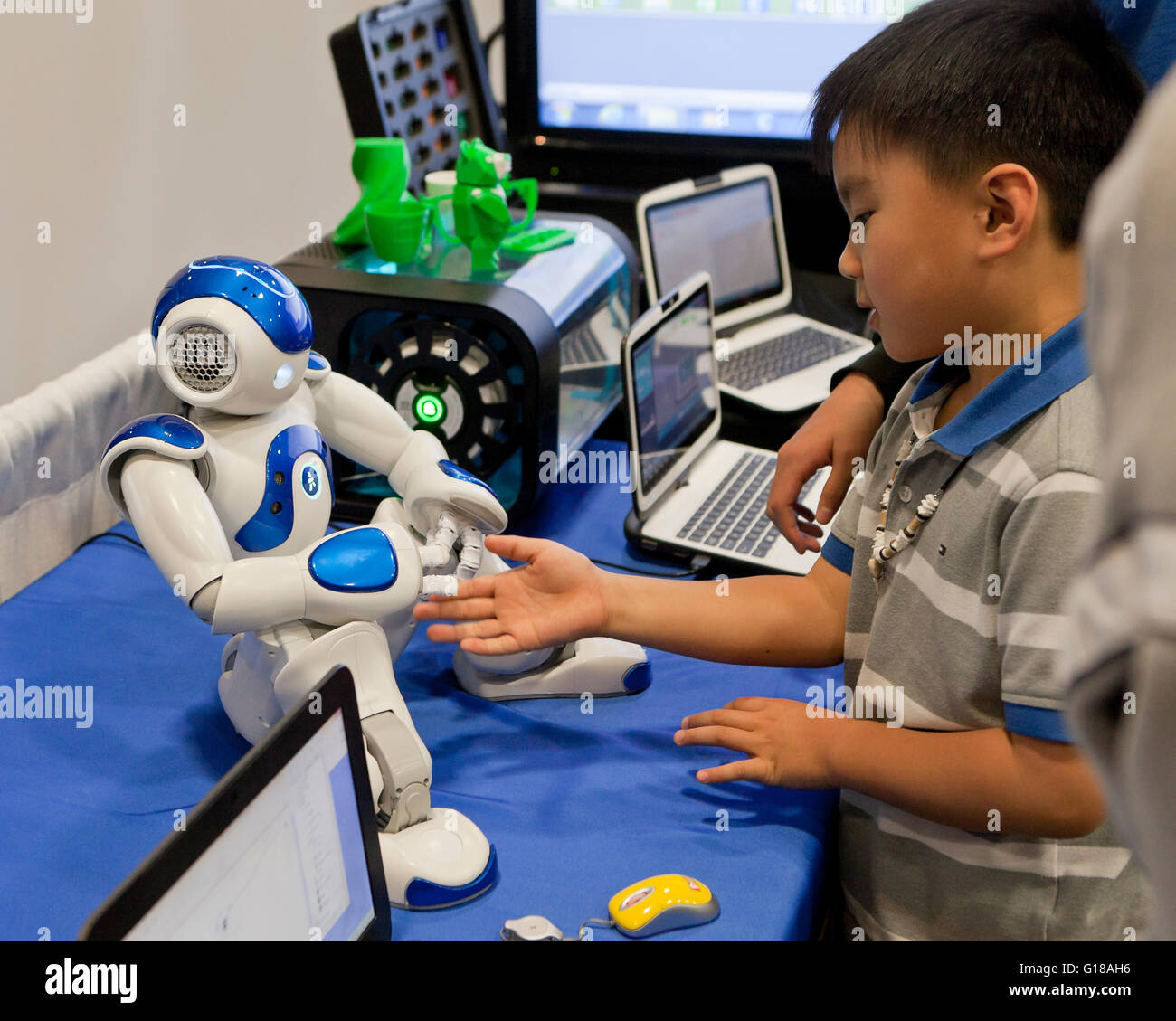 Humanoid robot hi-res stock photography and images - Alamy