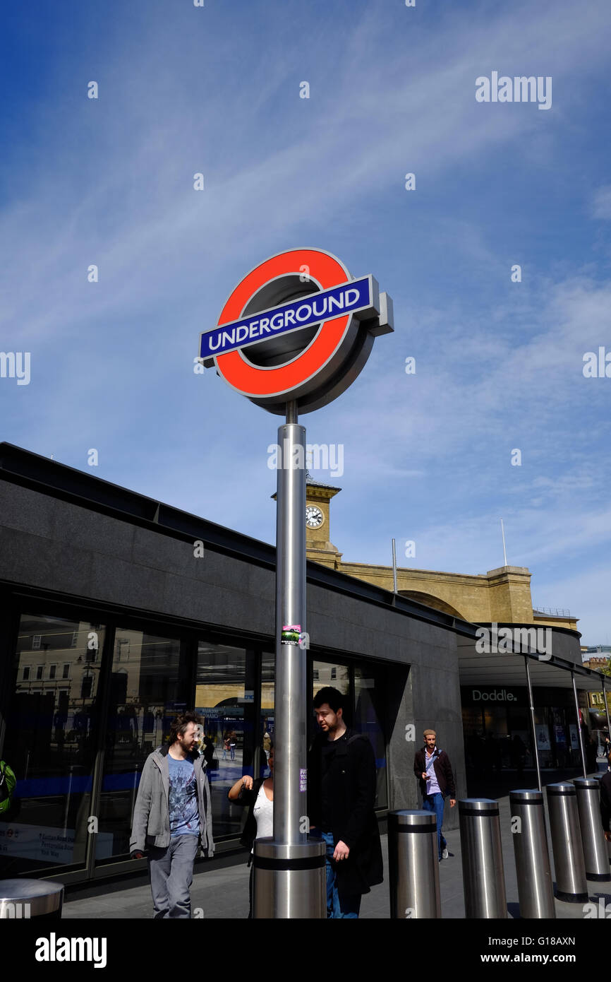 Kings cross underground sign hi-res stock photography and images - Alamy