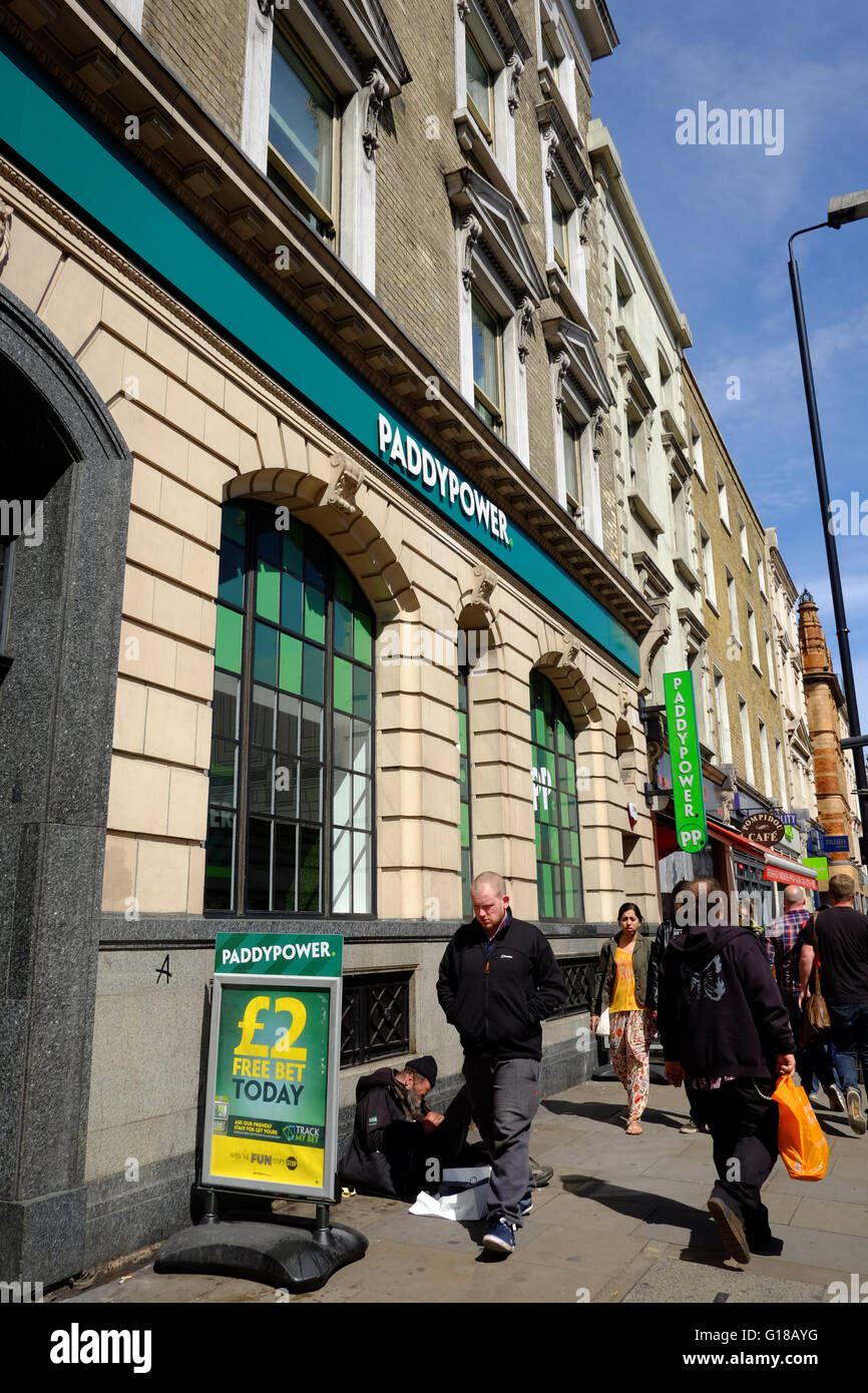 Paddypower people hi-res stock photography and images - Alamy