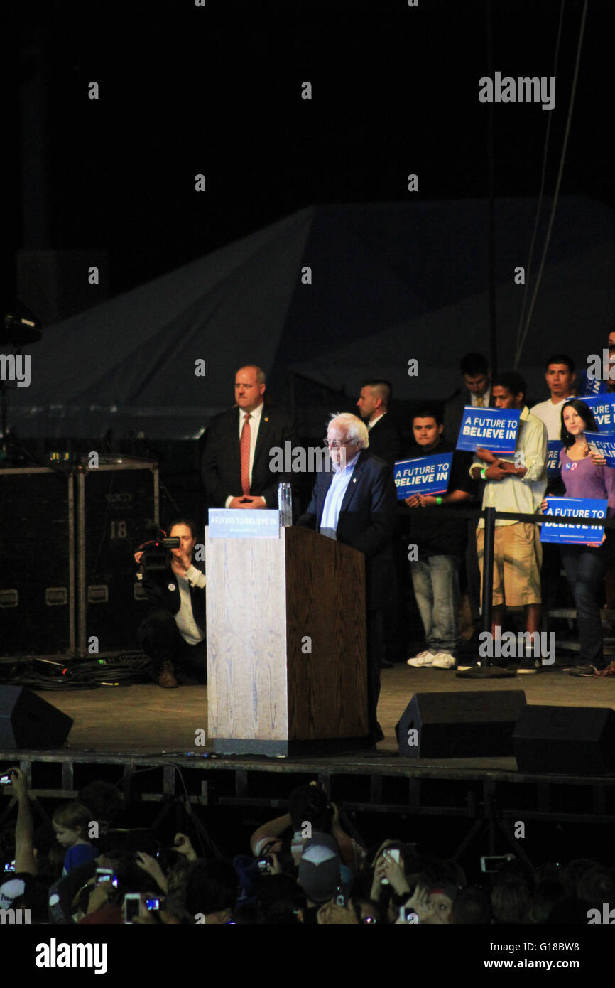 bernie sanders rally moffet field sacramento may 9 2016 Stock Photo - Alamy