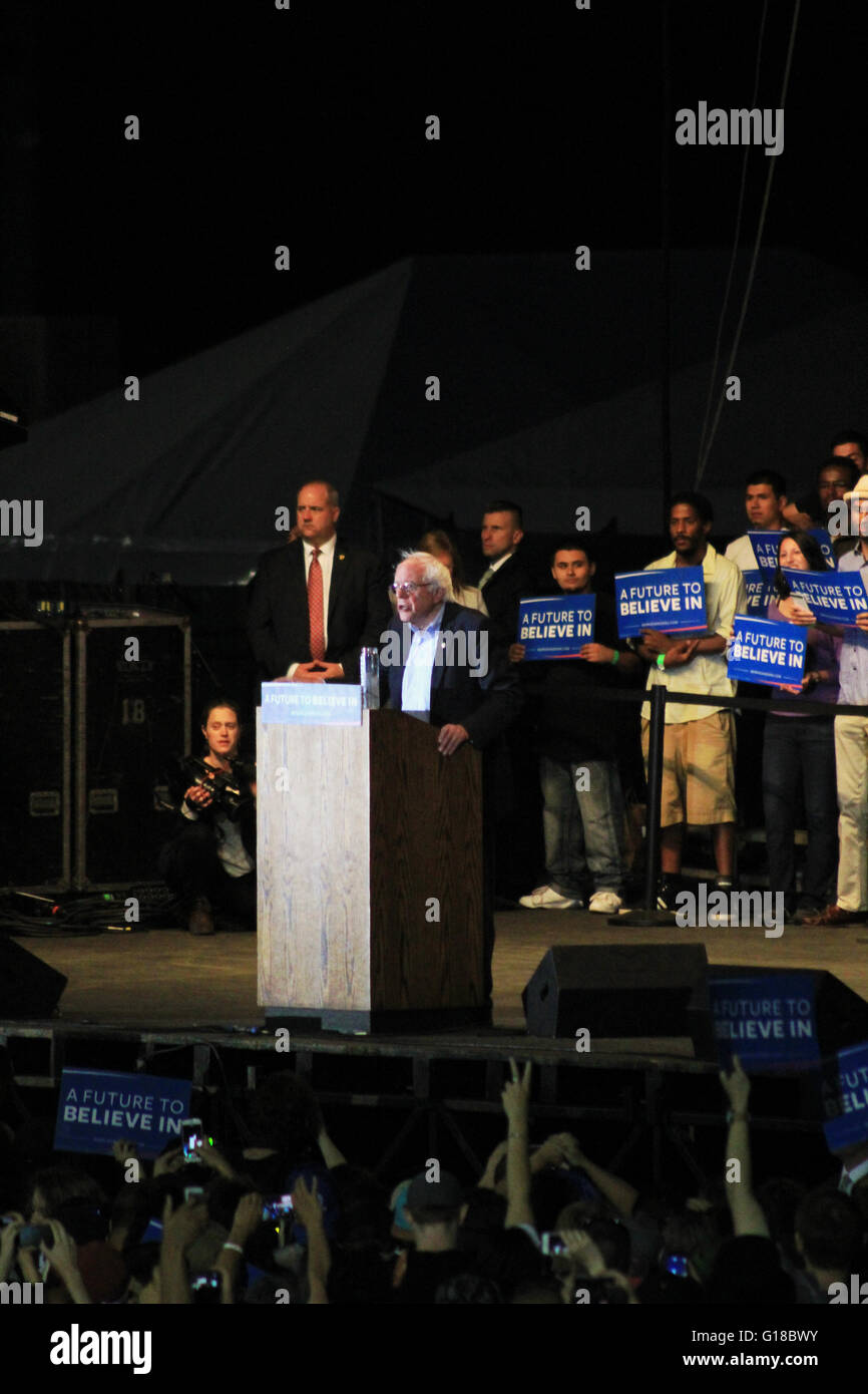 bernie sanders rally moffet field sacramento may 9 2016 Stock Photo - Alamy