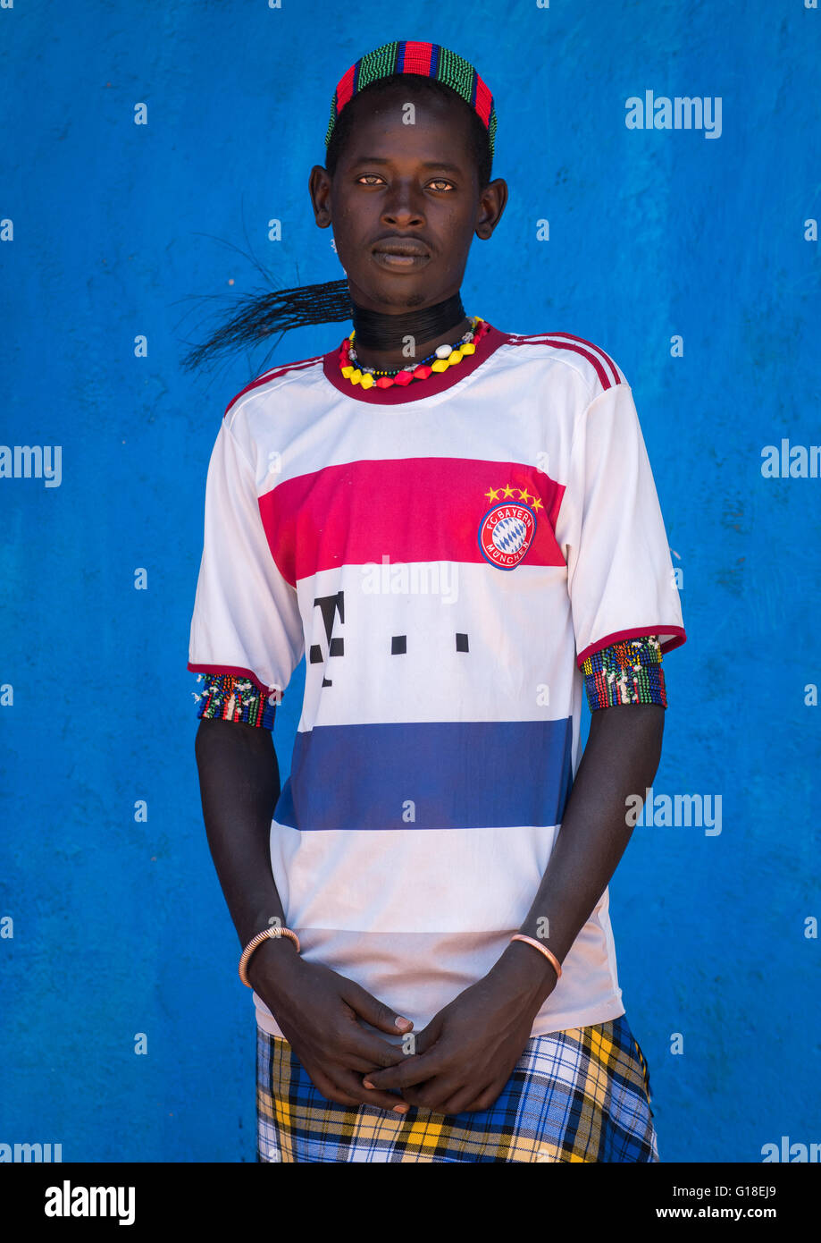Portrait of a hamer tribe man with bayern munich football shirt, Omo ...