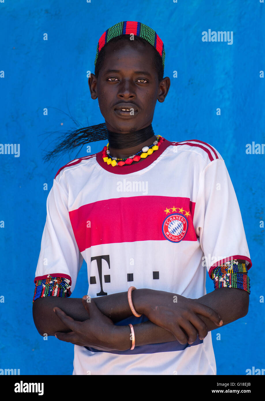 Portrait of a hamer tribe man with bayern munich football shirt, Omo ...