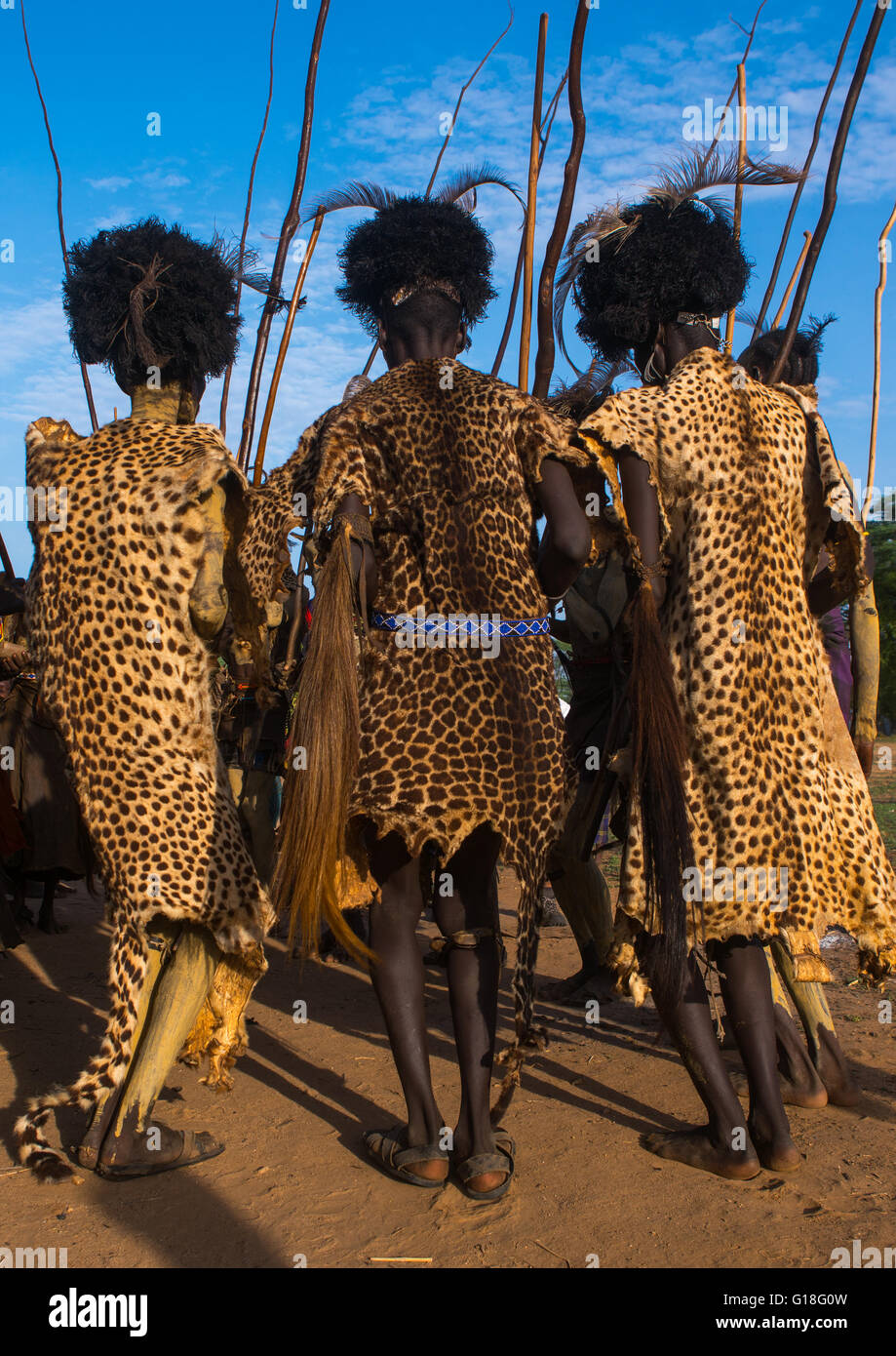 Leopard skin african ceremony hi-res stock photography and images - Alamy