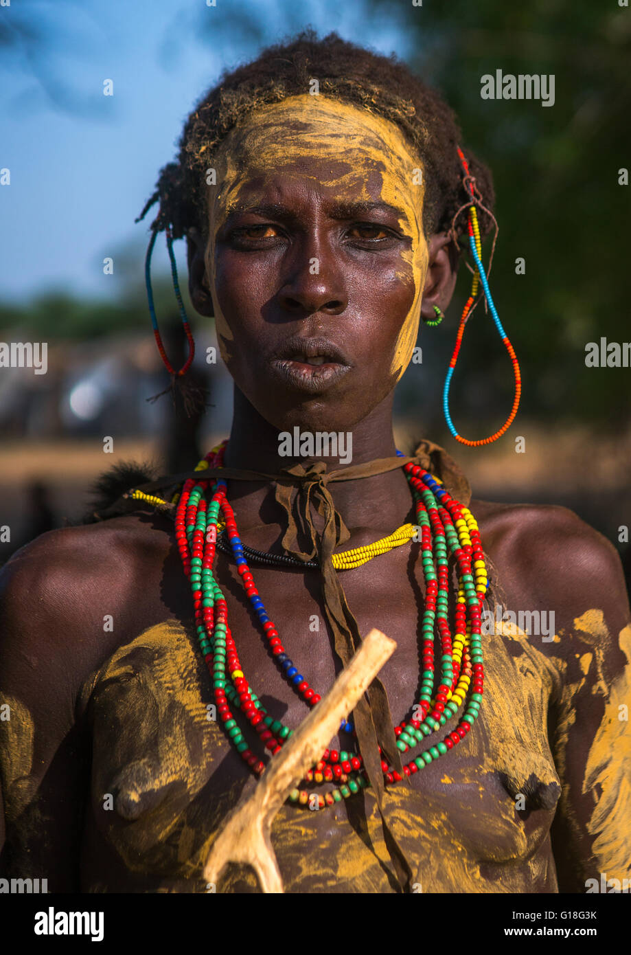 Portrait of a dassanech tribe woman during dimi ceremony, Omo valley ...