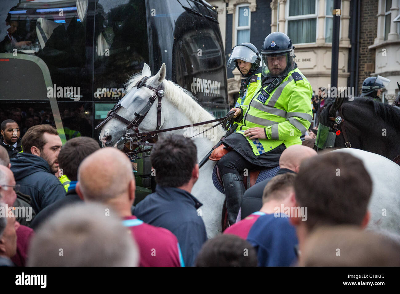 Police horses uk riot hi-res stock photography and images - Alamy