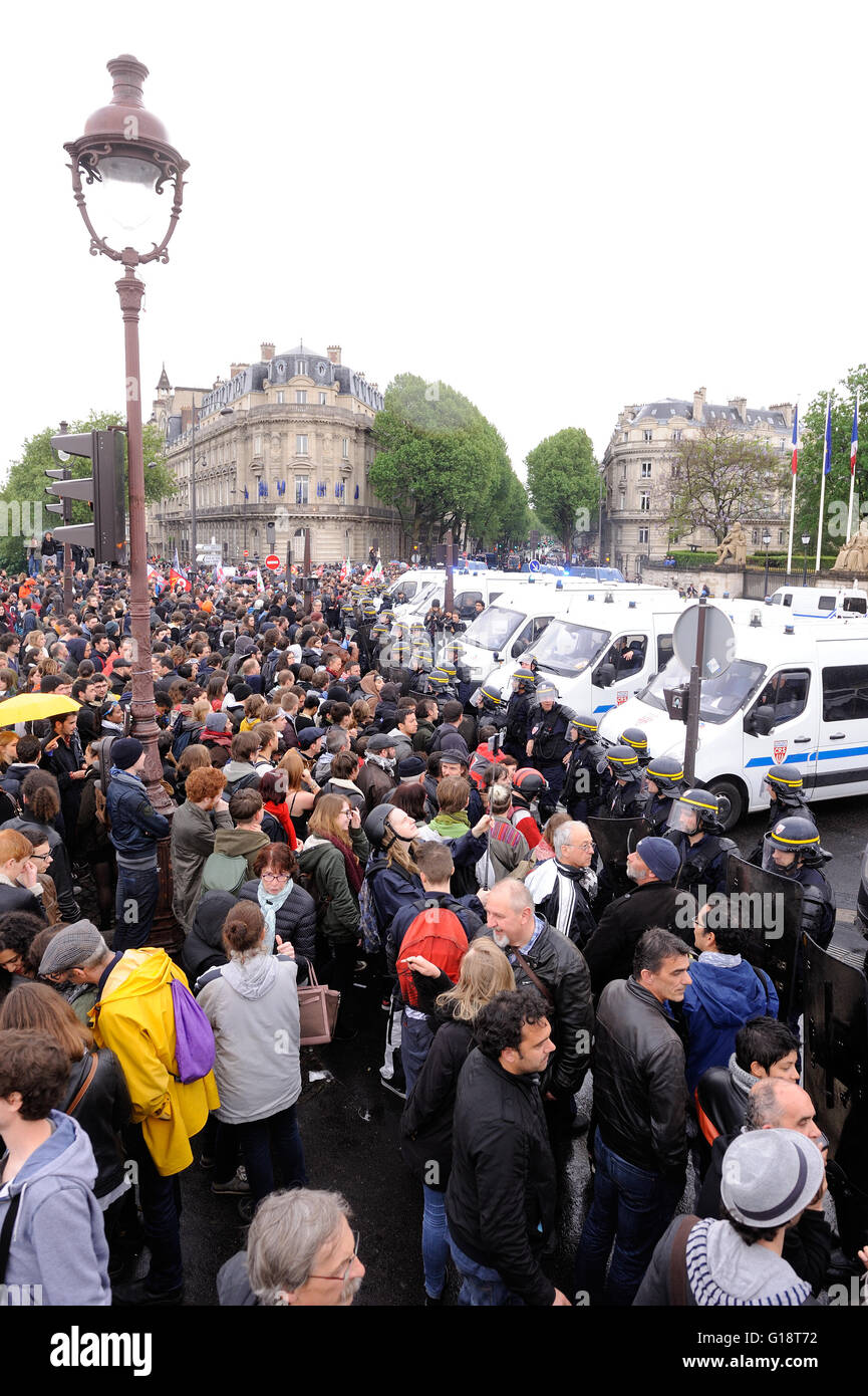 Paris, France. 10th May, 2016. Demonstration in front of french ...