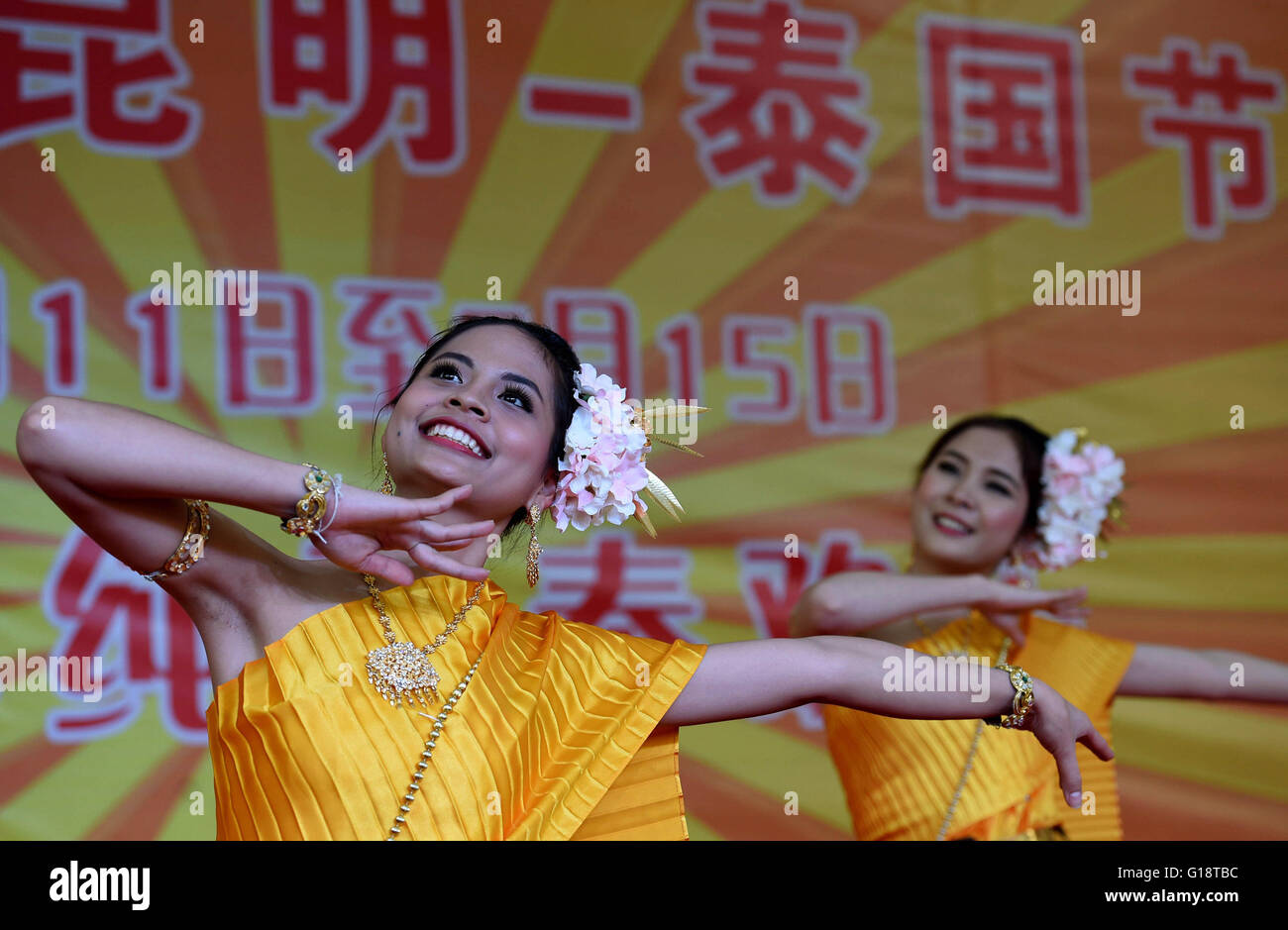 Traditional thai performers dance hi-res stock photography and images ...