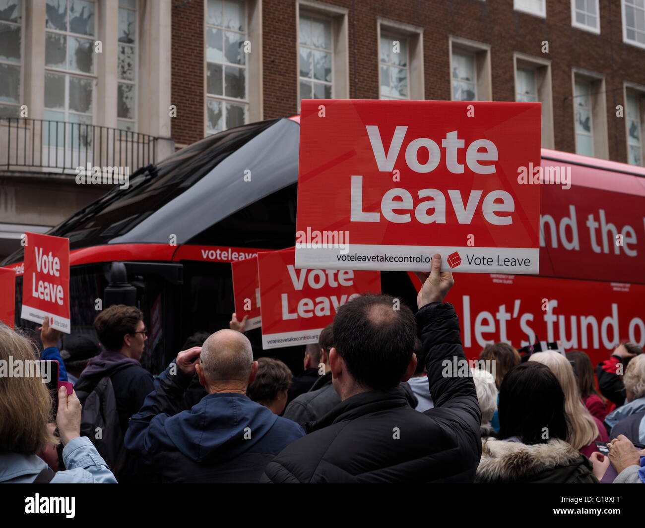Vote leave bus hi-res stock photography and images - Alamy