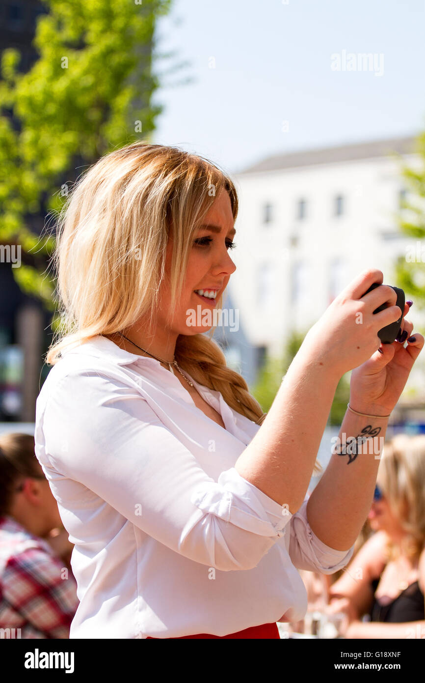 Customers seated outside in the sunny weather hi-res stock photography ...