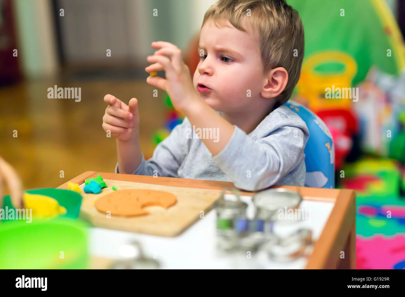 Child being creative hi-res stock photography and images - Alamy