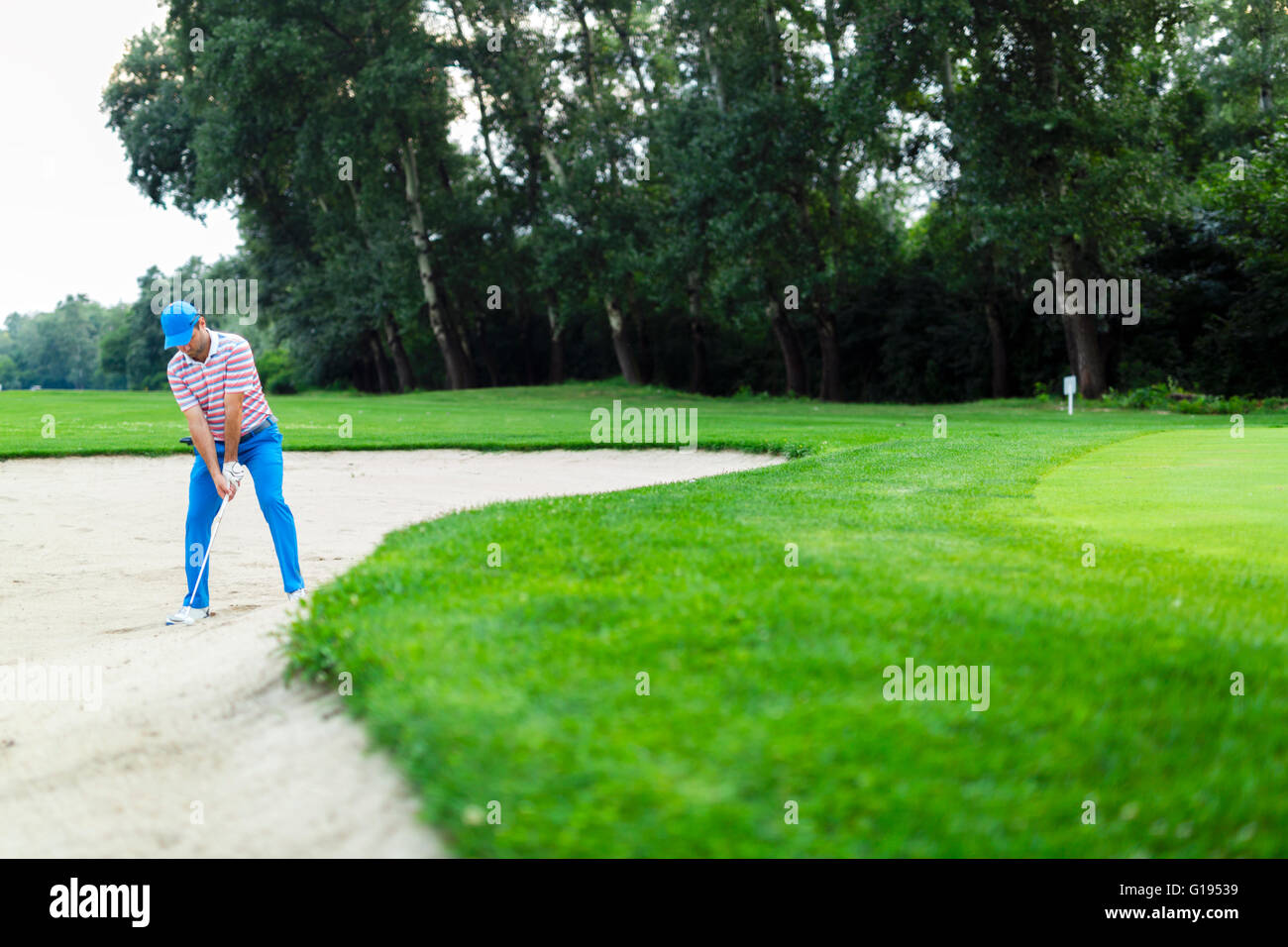 Golf ball in bunker hi-res stock photography and images - Alamy