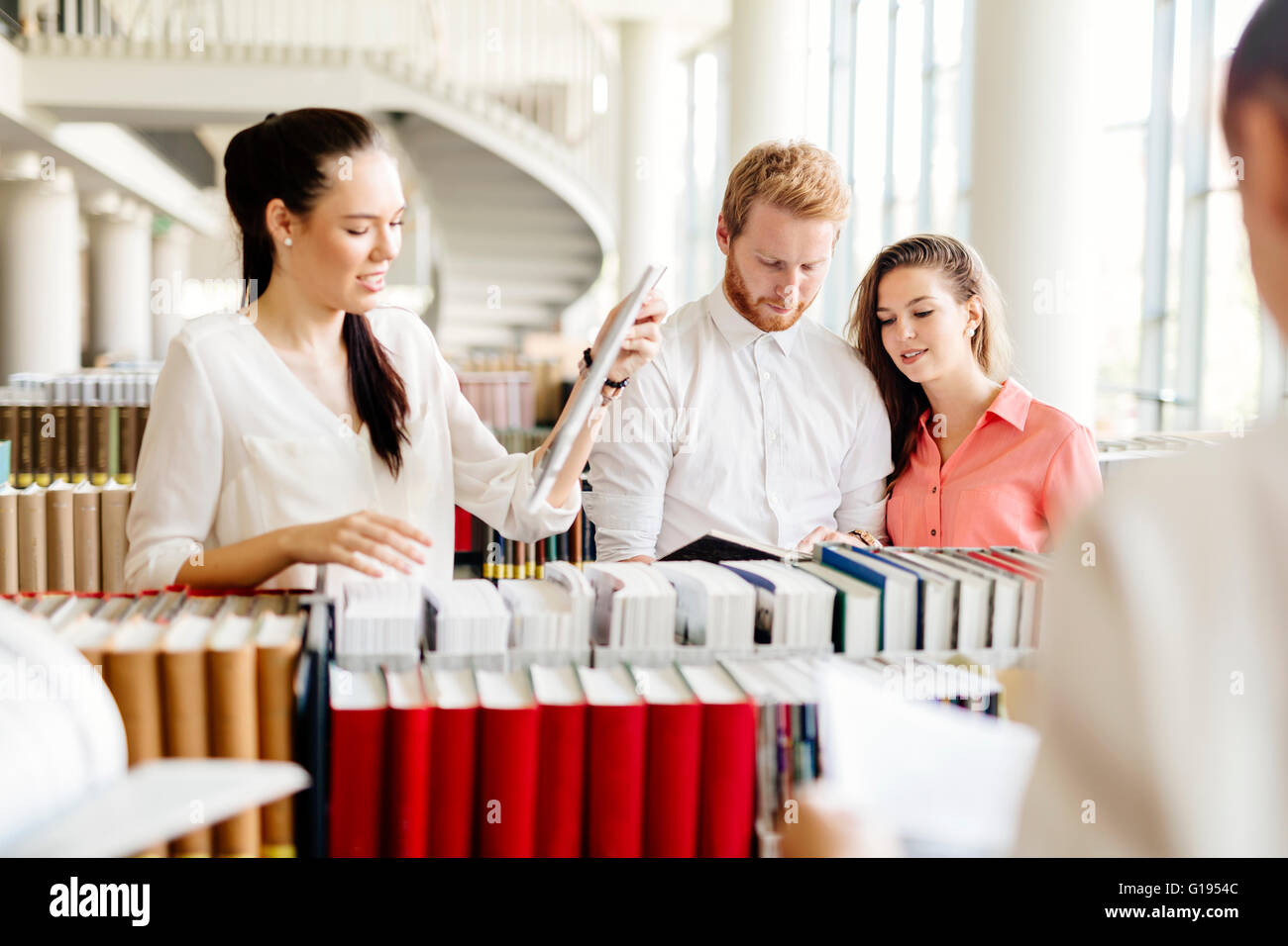 Students reading books hi-res stock photography and images - Alamy