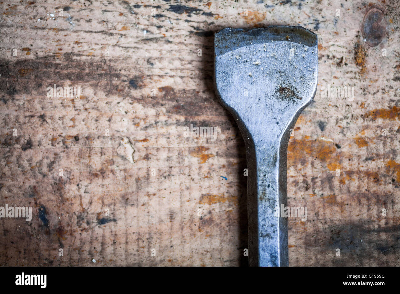Color image of a chisel on a wooden plank Stock Photo - Alamy
