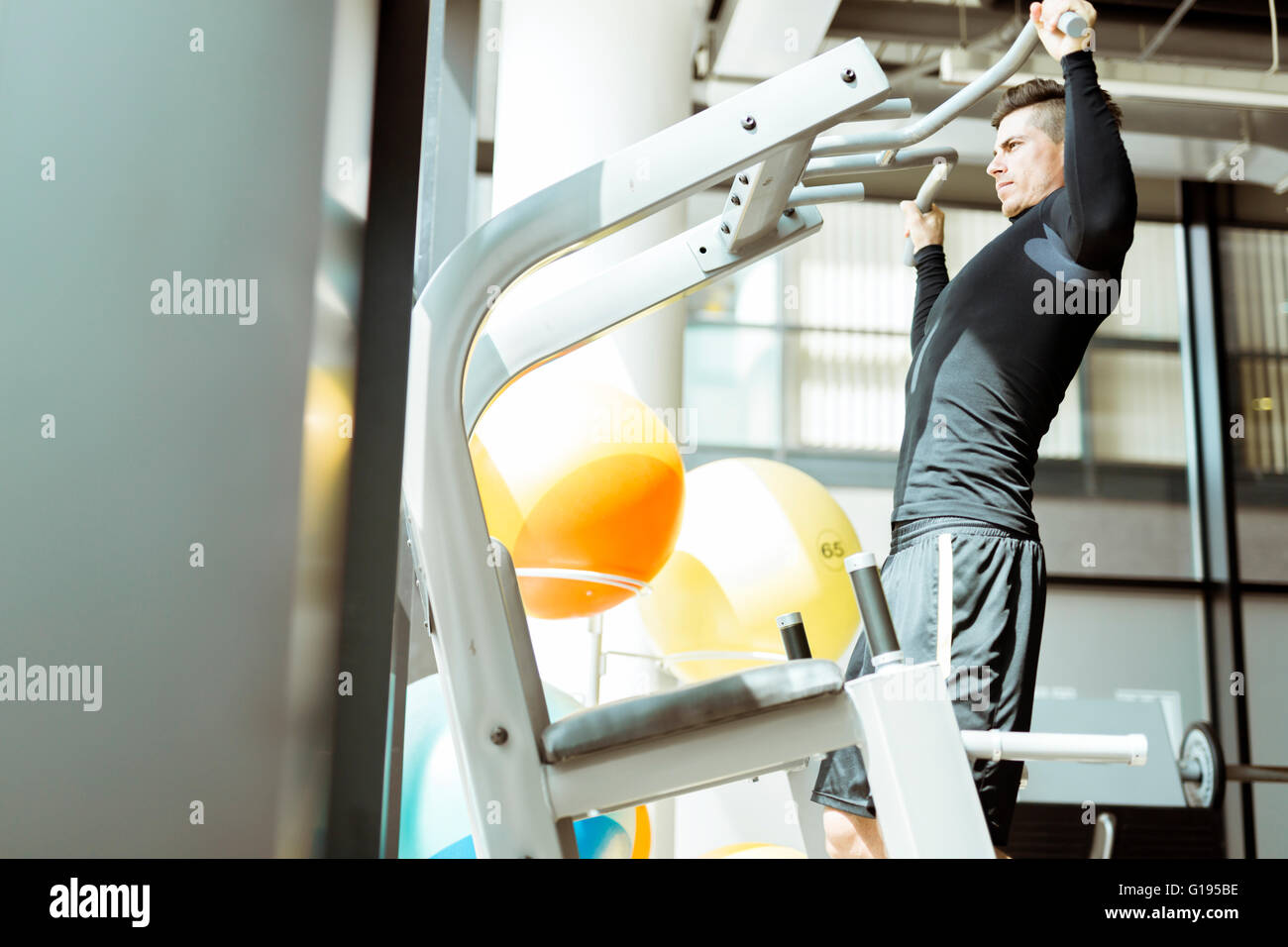 Young handsome man working out in a gym and living a healthy lifestyle ...