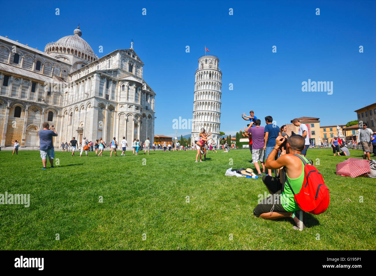 Group of tourists taking photos of the Leaning Tower of Pisa, Italy ...