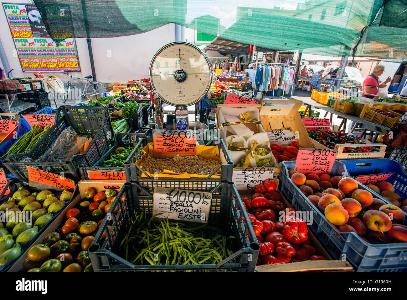 weighing scales in fruit stand at Sant' Ambrogio market Florence Stock ...