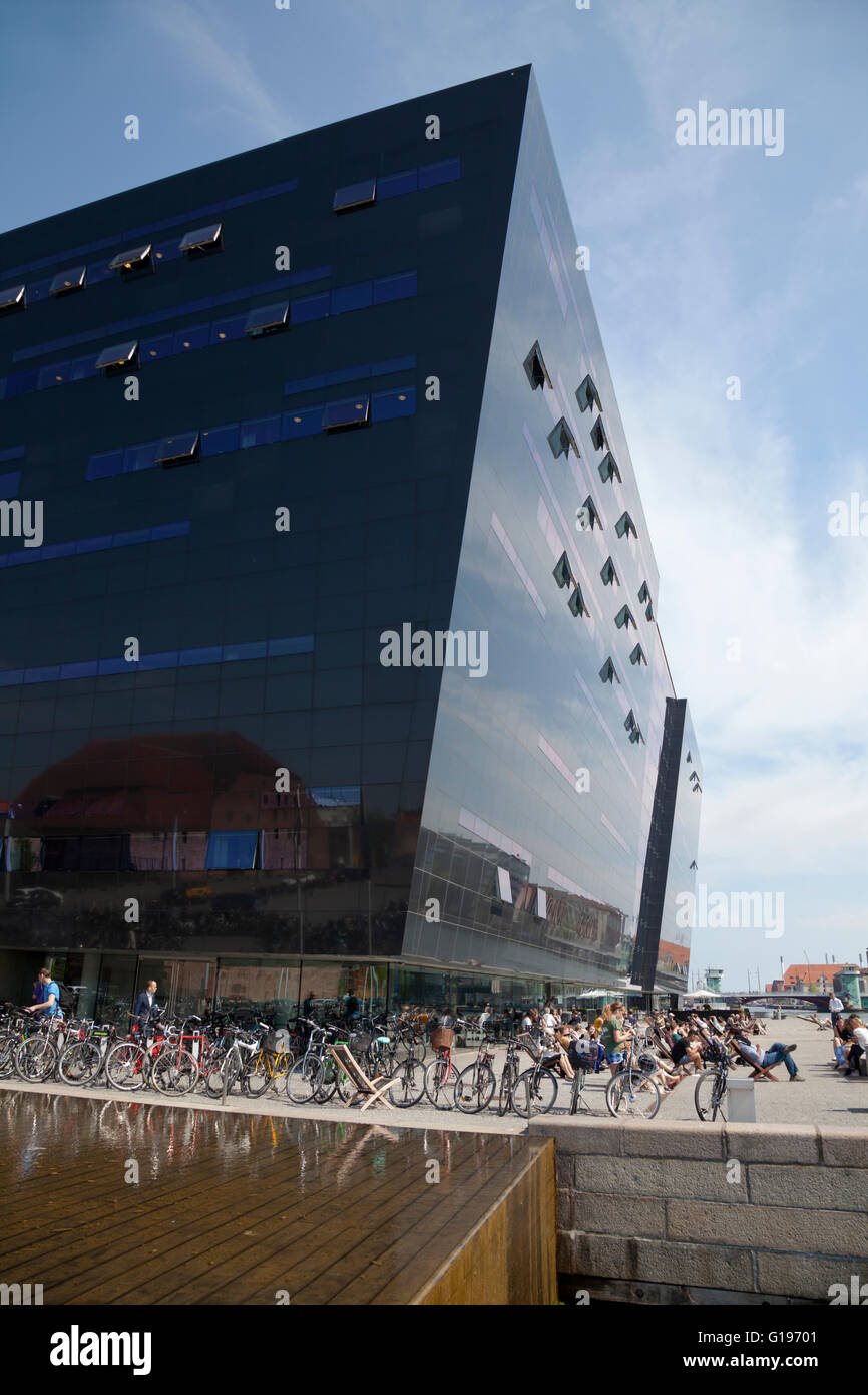 The Black Diamond housing the Royal Library at the waterfront in ...