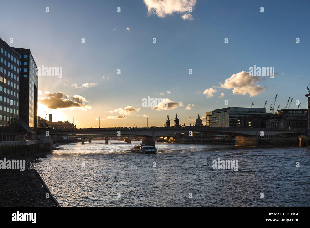 London orange sky hi-res stock photography and images - Alamy
