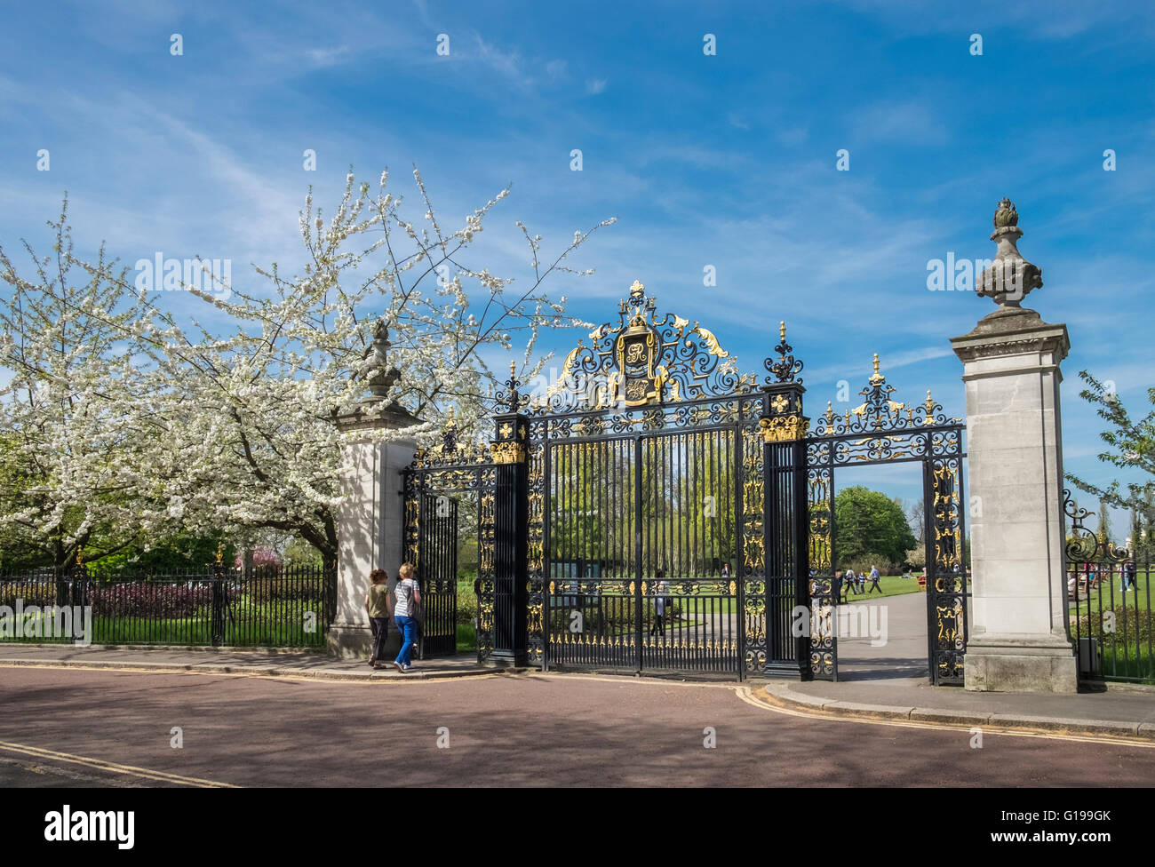 Regents park london gates hi-res stock photography and images - Alamy