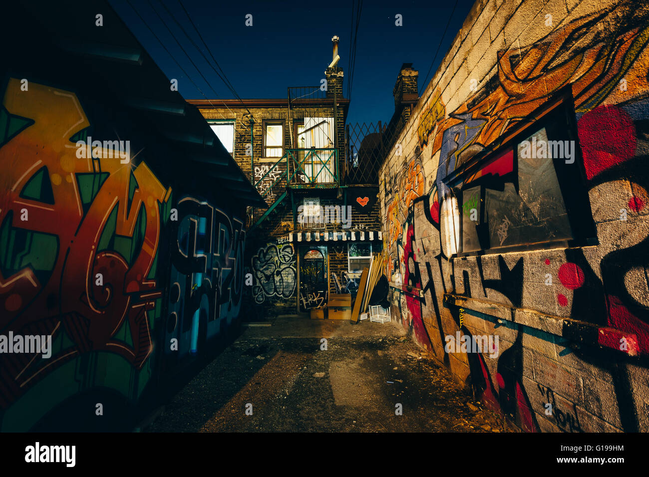Graffiti dark alley hi-res stock photography and images - Alamy