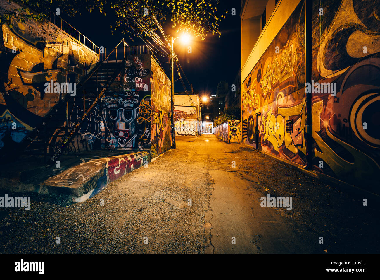 Graffiti dark alley hi-res stock photography and images - Alamy
