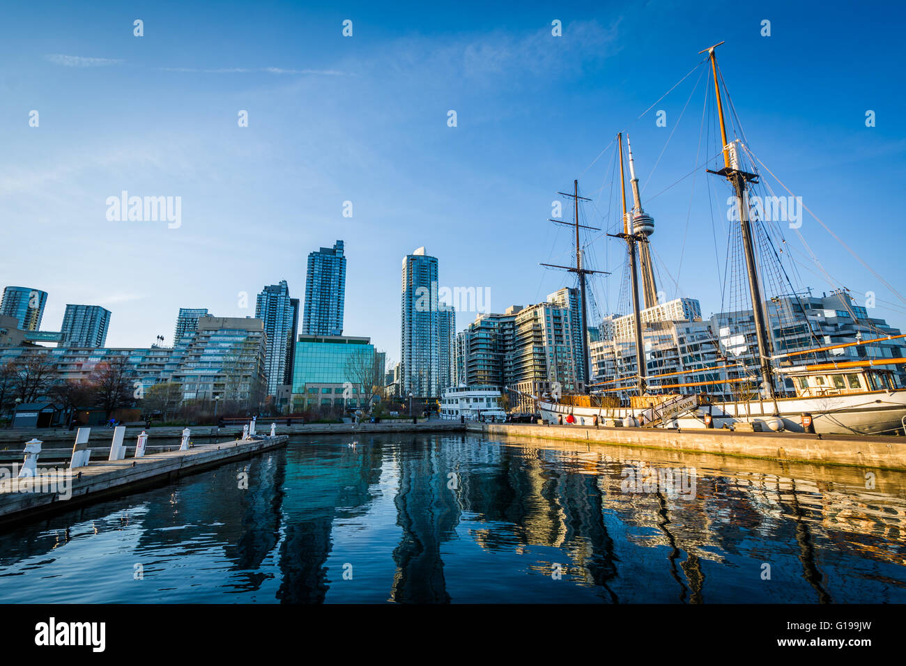 Marina and the downtown skyline, seen at the Harbourfront in Toronto ...