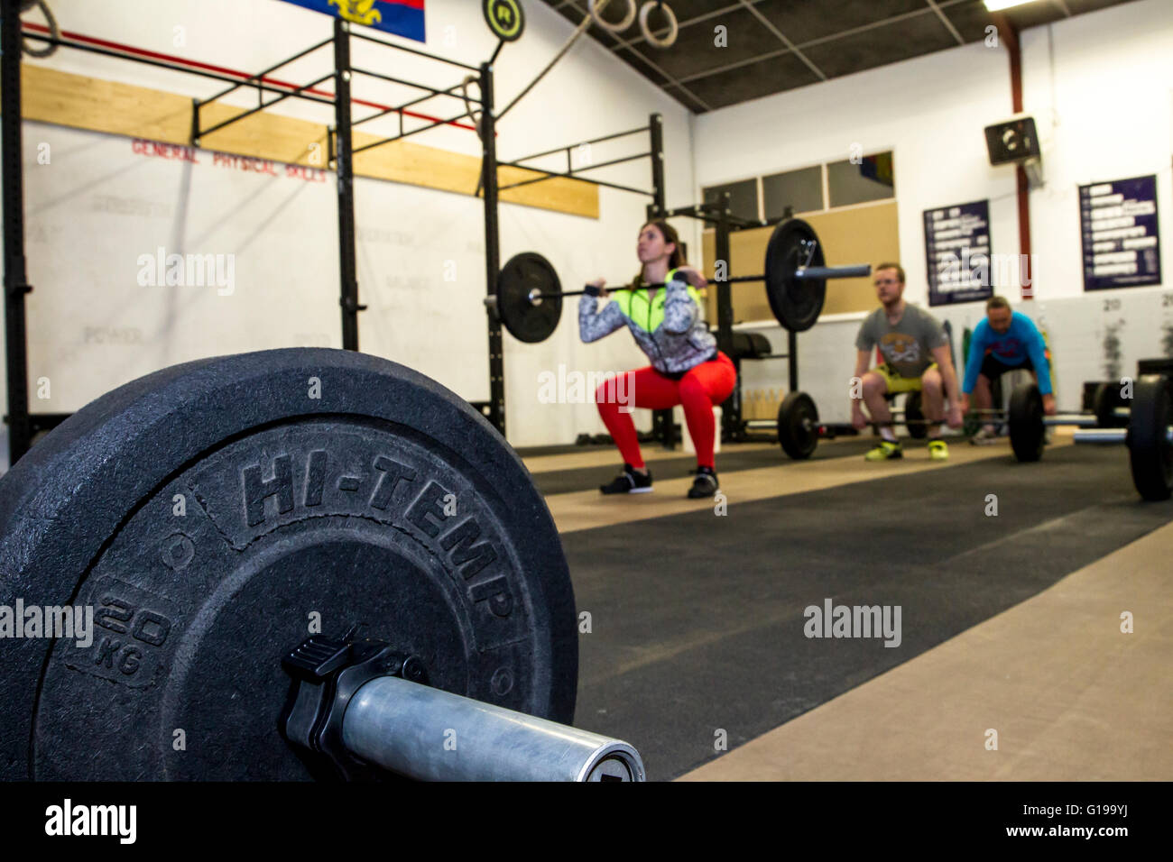 Girl lifting weights during a crossfit class Stock Photo - Alamy