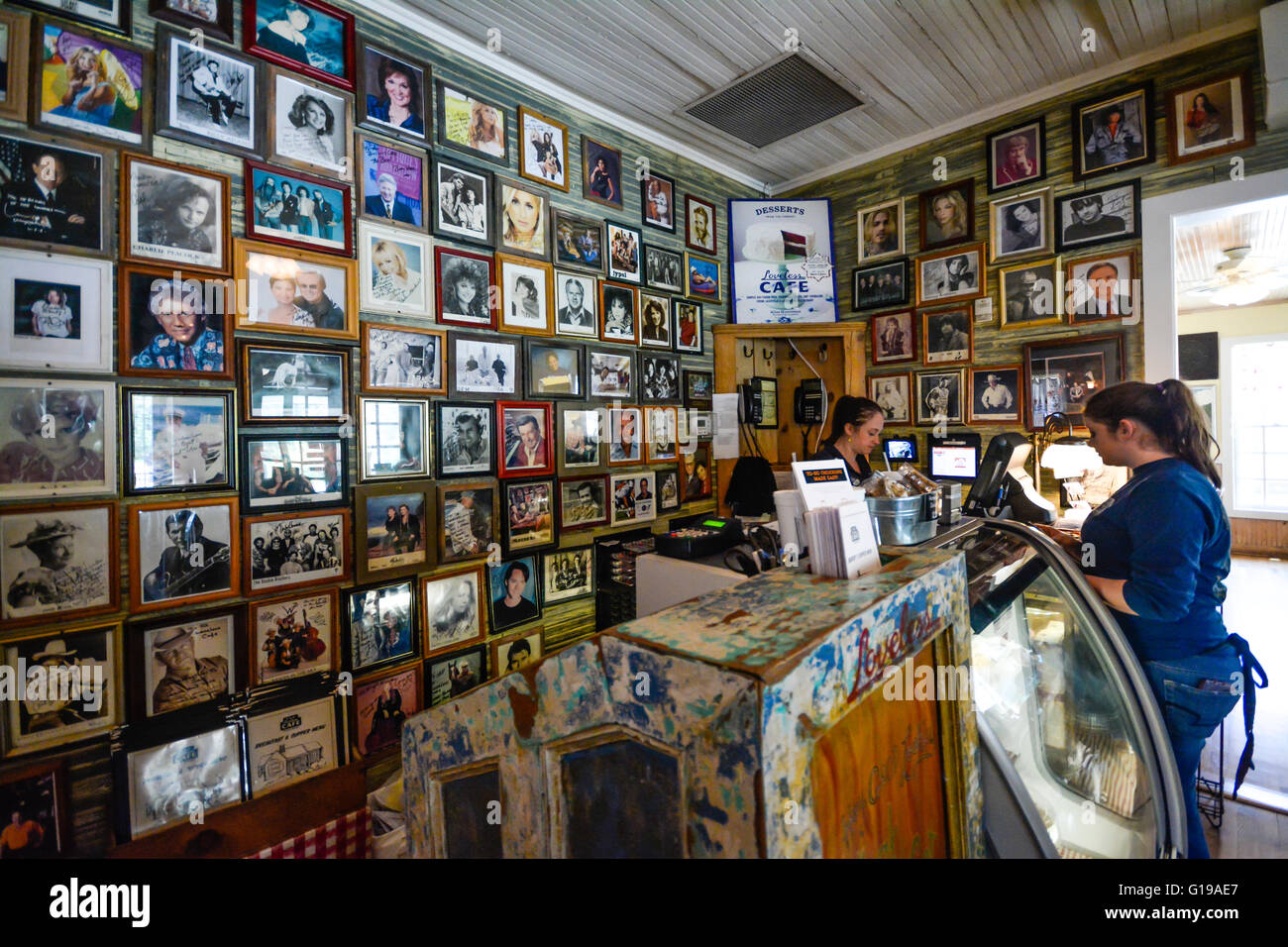 Register at reception business hi-res stock photography and images - Alamy