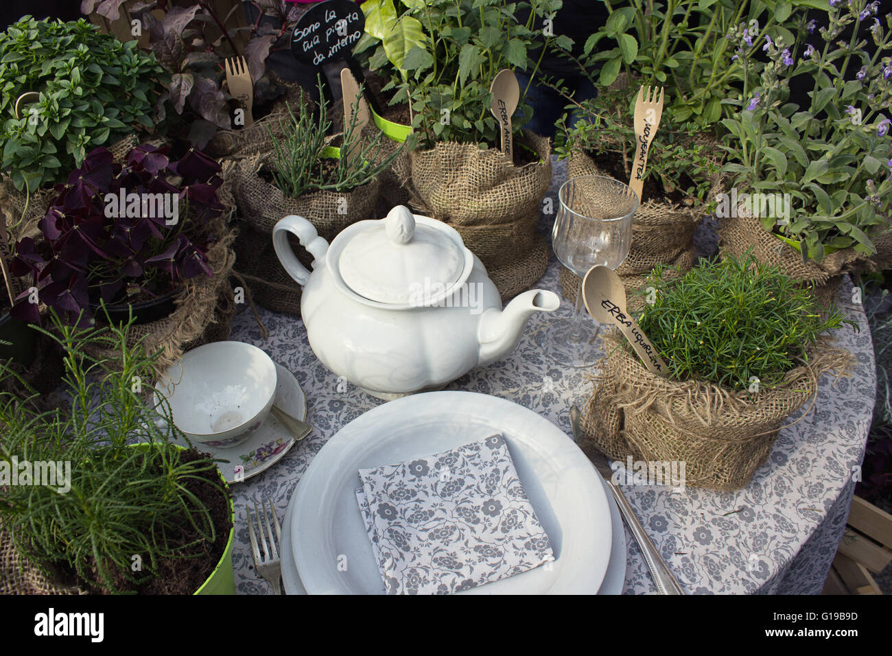 Tea cups with teapot on vintage wooden table, top view Stock Photo - Alamy