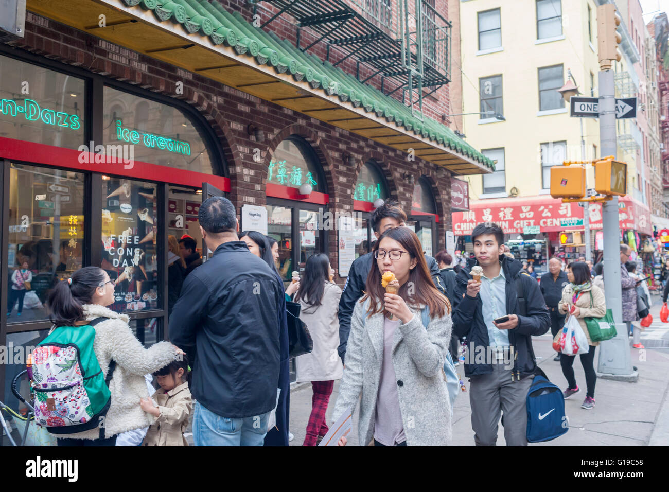 Crowds outside the Häagen-Dazs store in Chinatown in New York on their ...