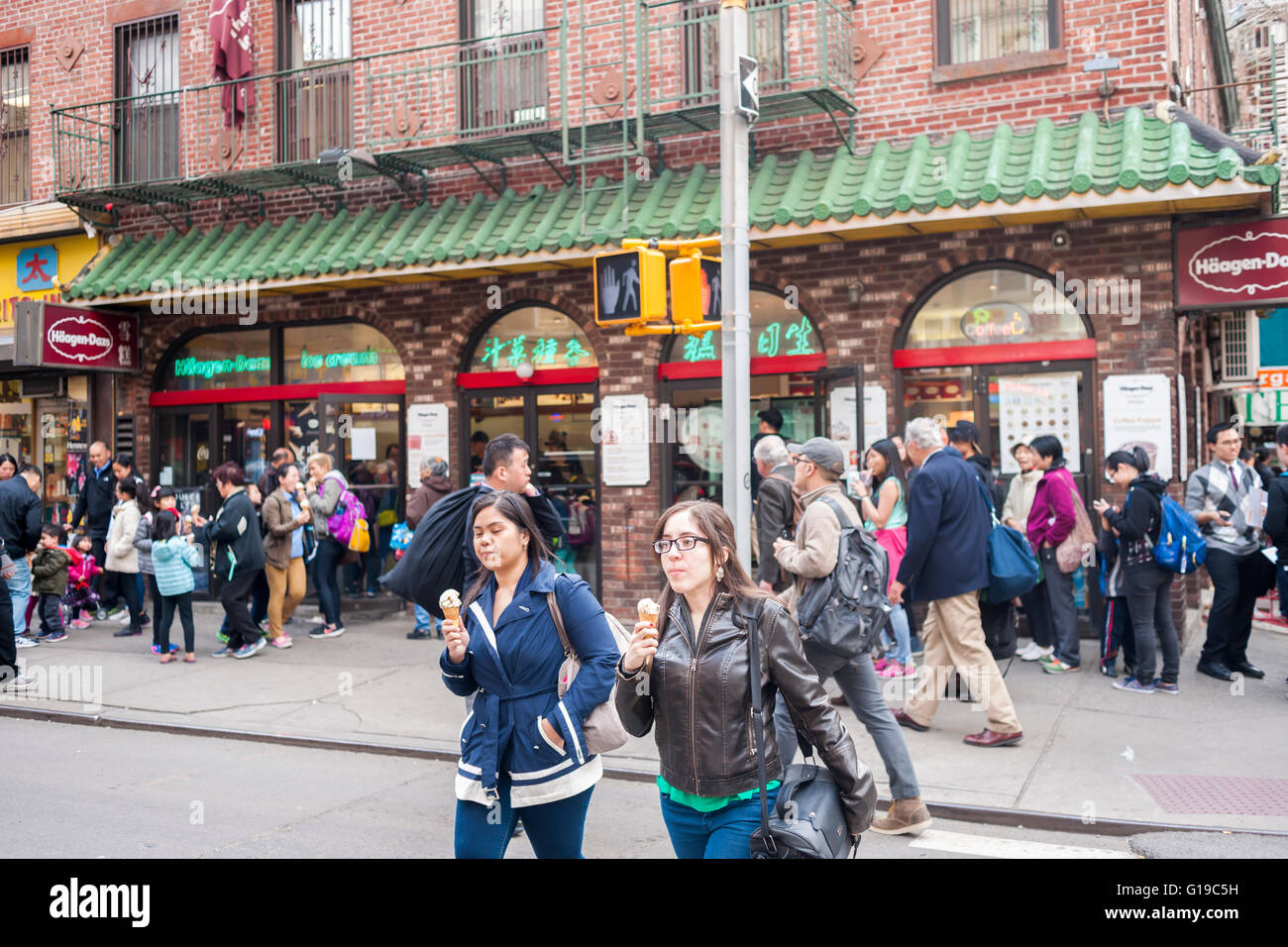 Crowds outside the Häagen-Dazs store in Chinatown in New York on their ...