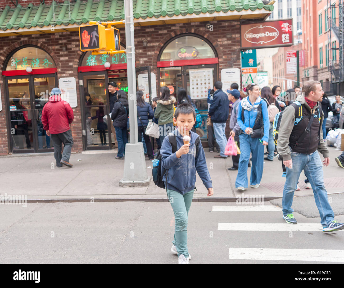 Crowds outside the Häagen-Dazs store in Chinatown in New York on their ...