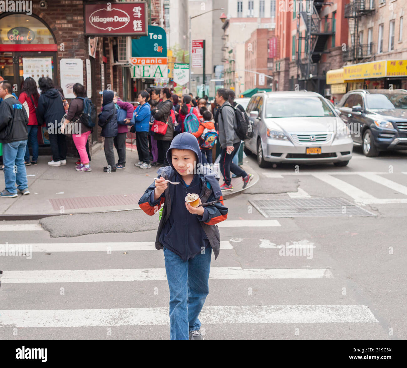 Crowds outside the Häagen-Dazs store in Chinatown in New York on their ...