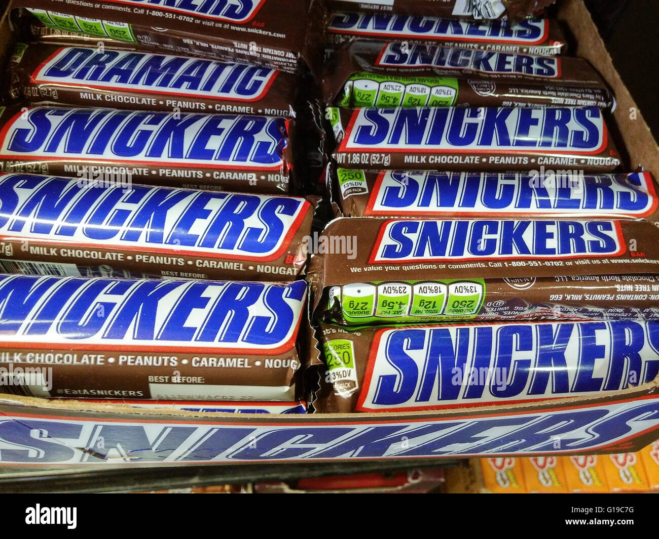 Snickers chocolate bar bars hi-res stock photography and images - Alamy