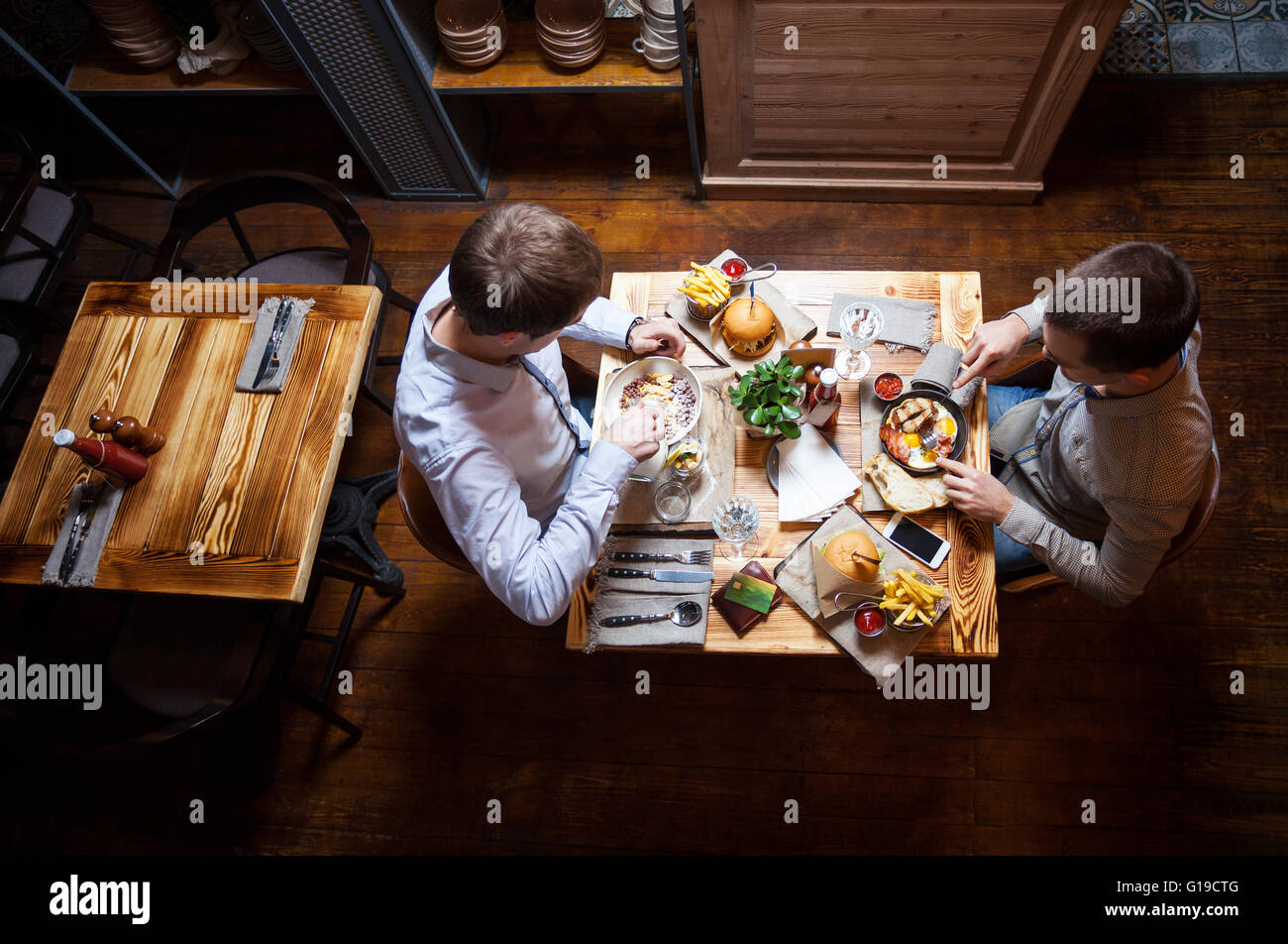 People eating lunch cafe inside hi-res stock photography and images - Alamy