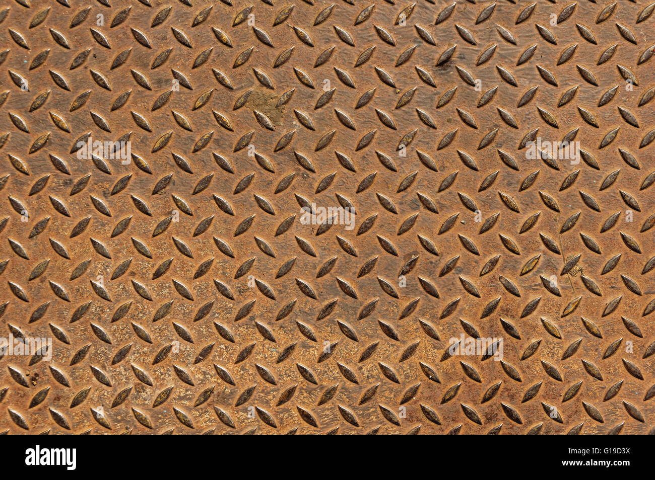 old rusty diamond tread non skid metal plate background Stock Photo - Alamy