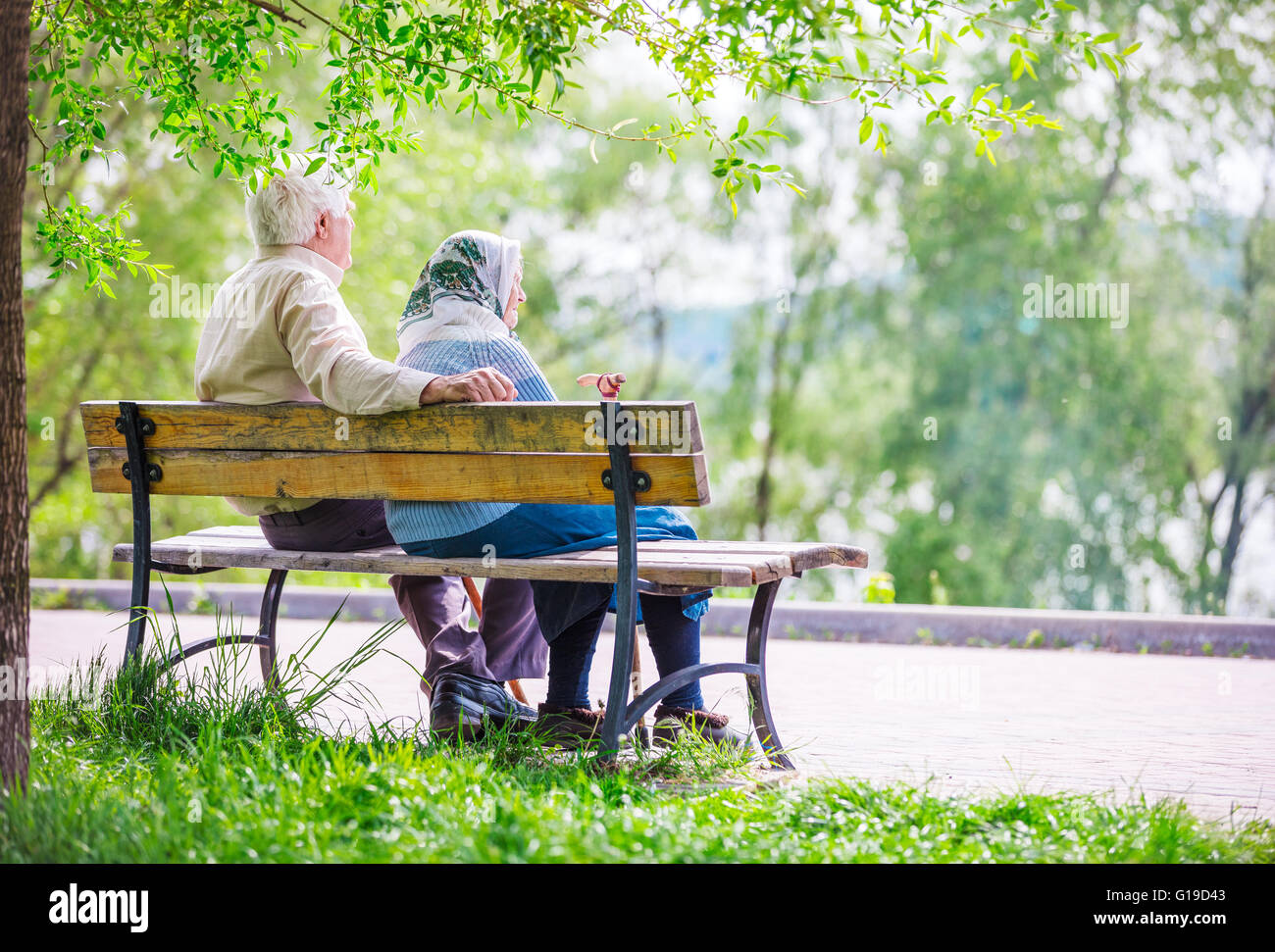 Elderly couple resting at the park Stock Photo - Alamy