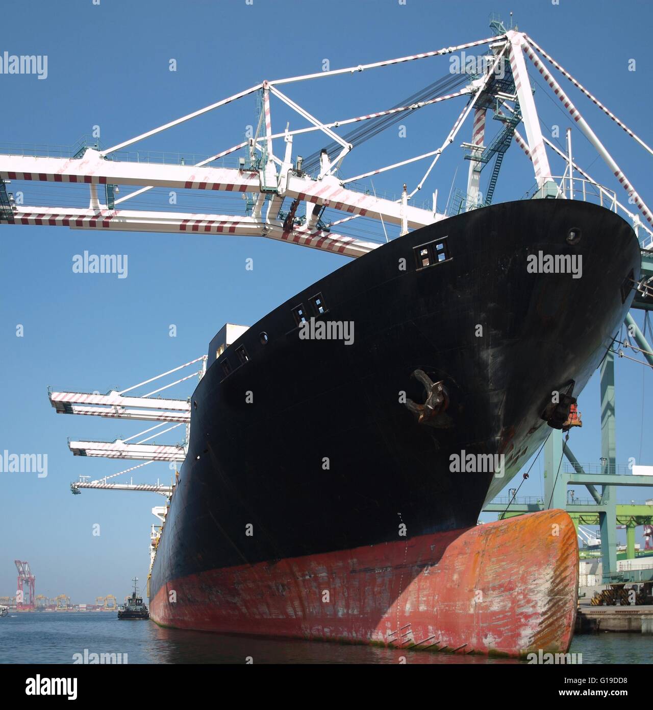Massive cargo ship hi-res stock photography and images - Alamy