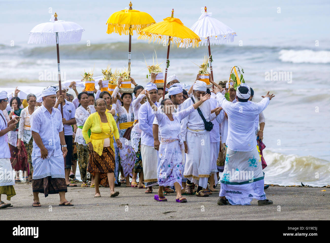 Traditional balinese ceremony on a beach Stock Photo - Alamy